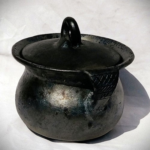 Longpi Black Pottery Cooking Pot with Lid – Terracotta by Sachii